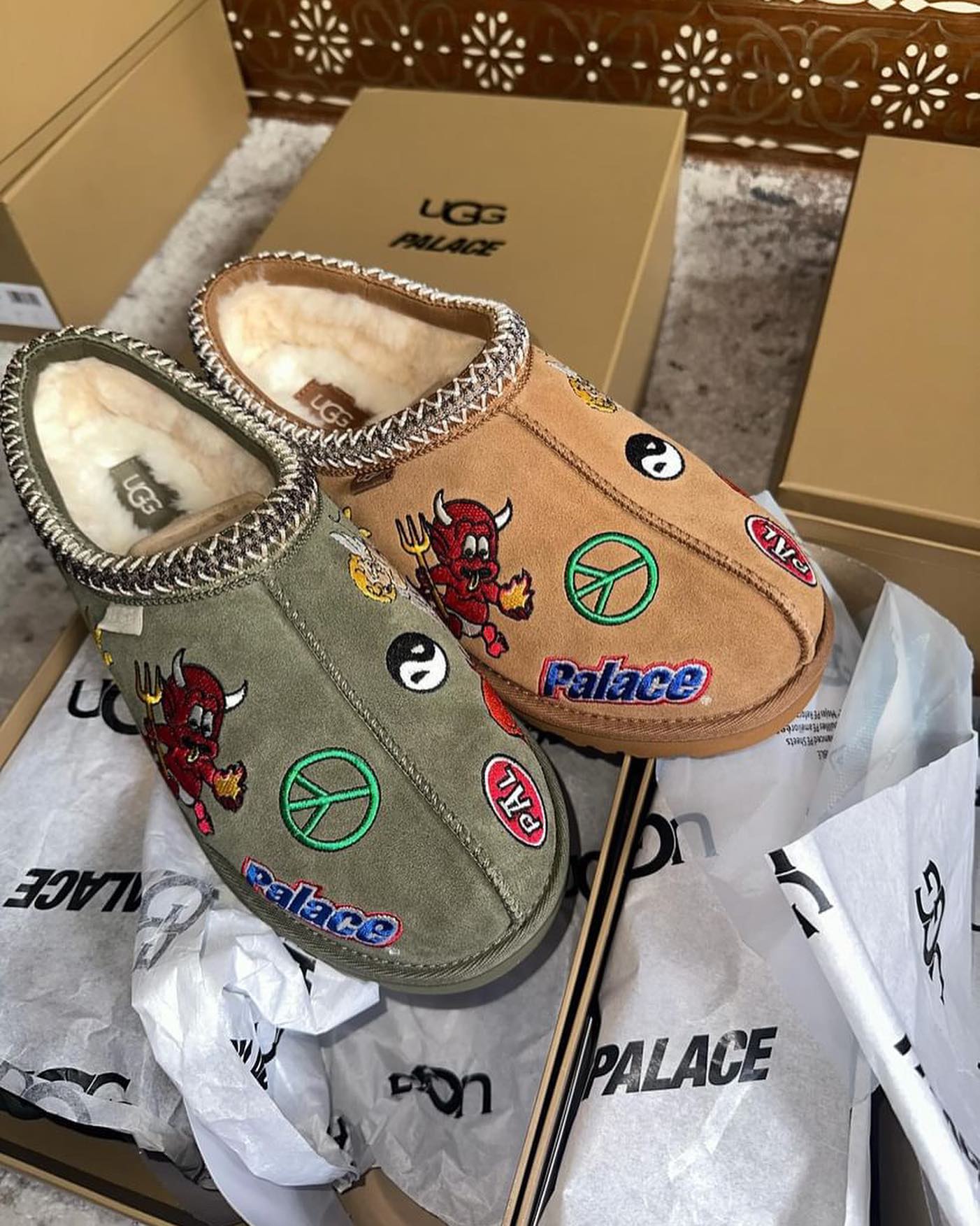 PALACE x UGG 新鞋实物！两款配色你怎么选？ 球鞋资讯 FLIGHTCLUB中文站|SNEAKER球鞋资讯第一站