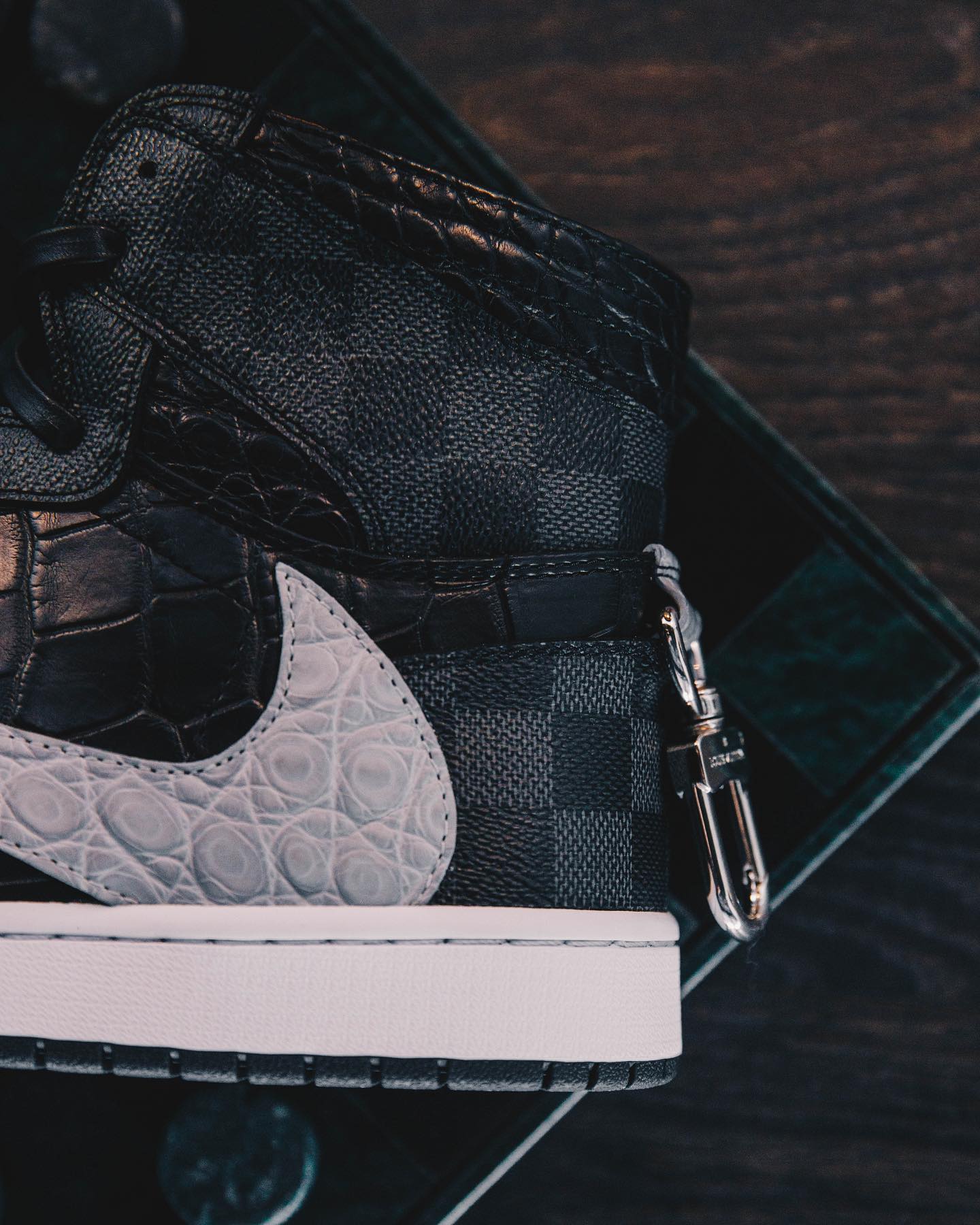 这才是顶级奢华！LV x 倒钩 AJ1 原来长这样！ 球鞋资讯 FLIGHTCLUB中文站|SNEAKER球鞋资讯第一站