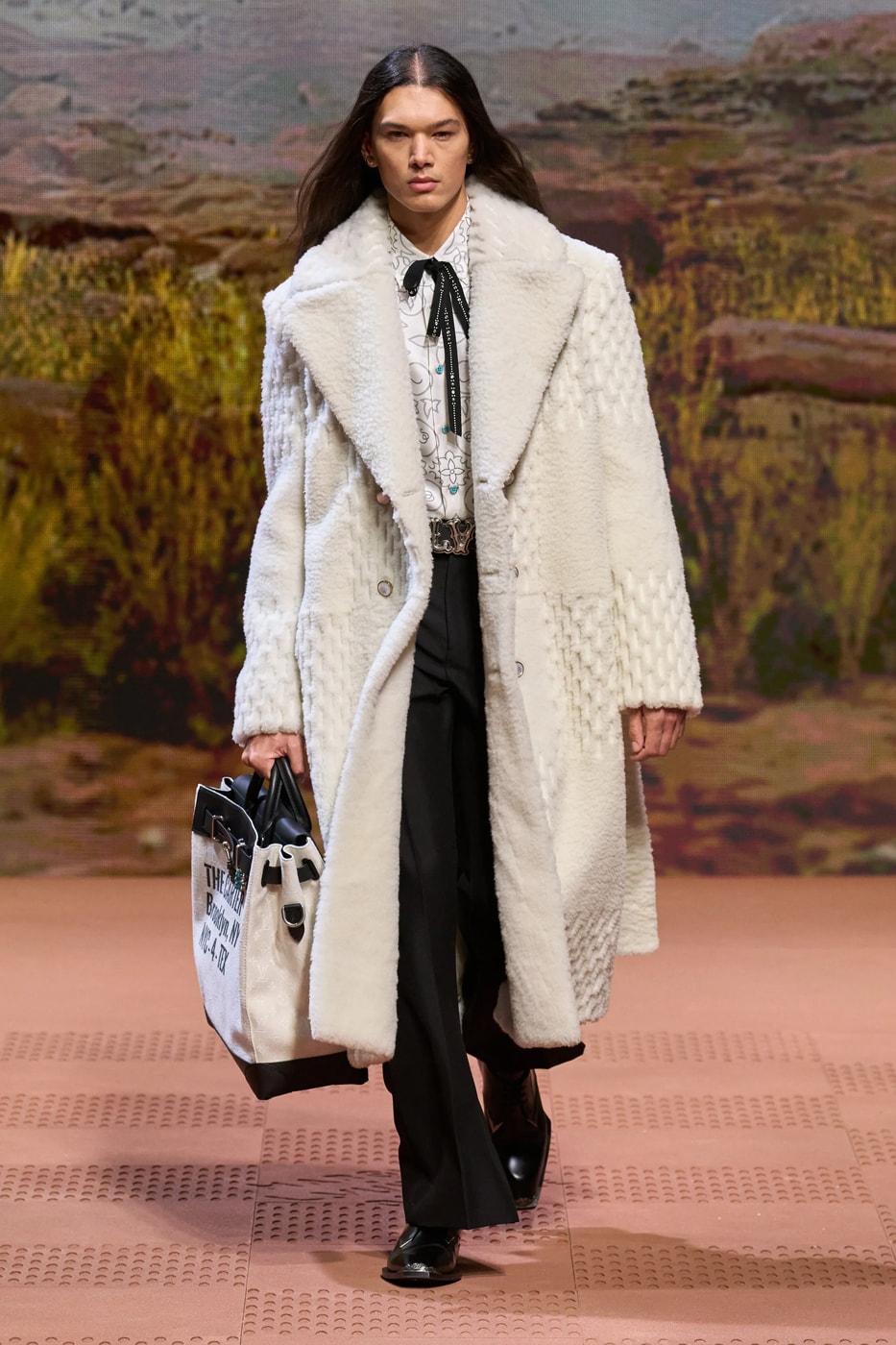 LV 2024 秋冬男装大秀！除了「那双鞋」还有... 球鞋资讯 FLIGHTCLUB中文站|SNEAKER球鞋资讯第一站