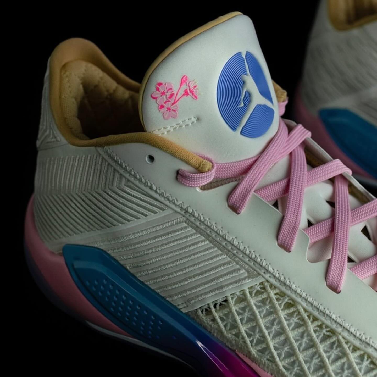 「樱花」AJ38 Low 曝光！这细节绝美啊！ 球鞋资讯 FLIGHTCLUB中文站|SNEAKER球鞋资讯第一站