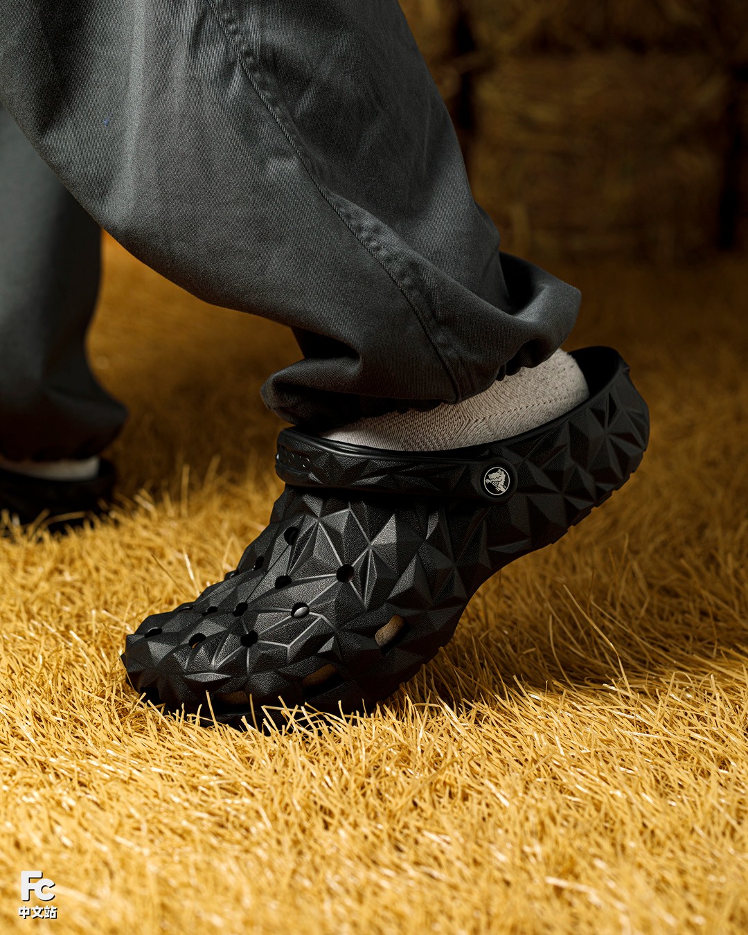 颜值不输指纹鞋！这双 Crocs 估计夏天要火！开箱来了！ 球鞋资讯 FLIGHTCLUB中文站|SNEAKER球鞋资讯第一站