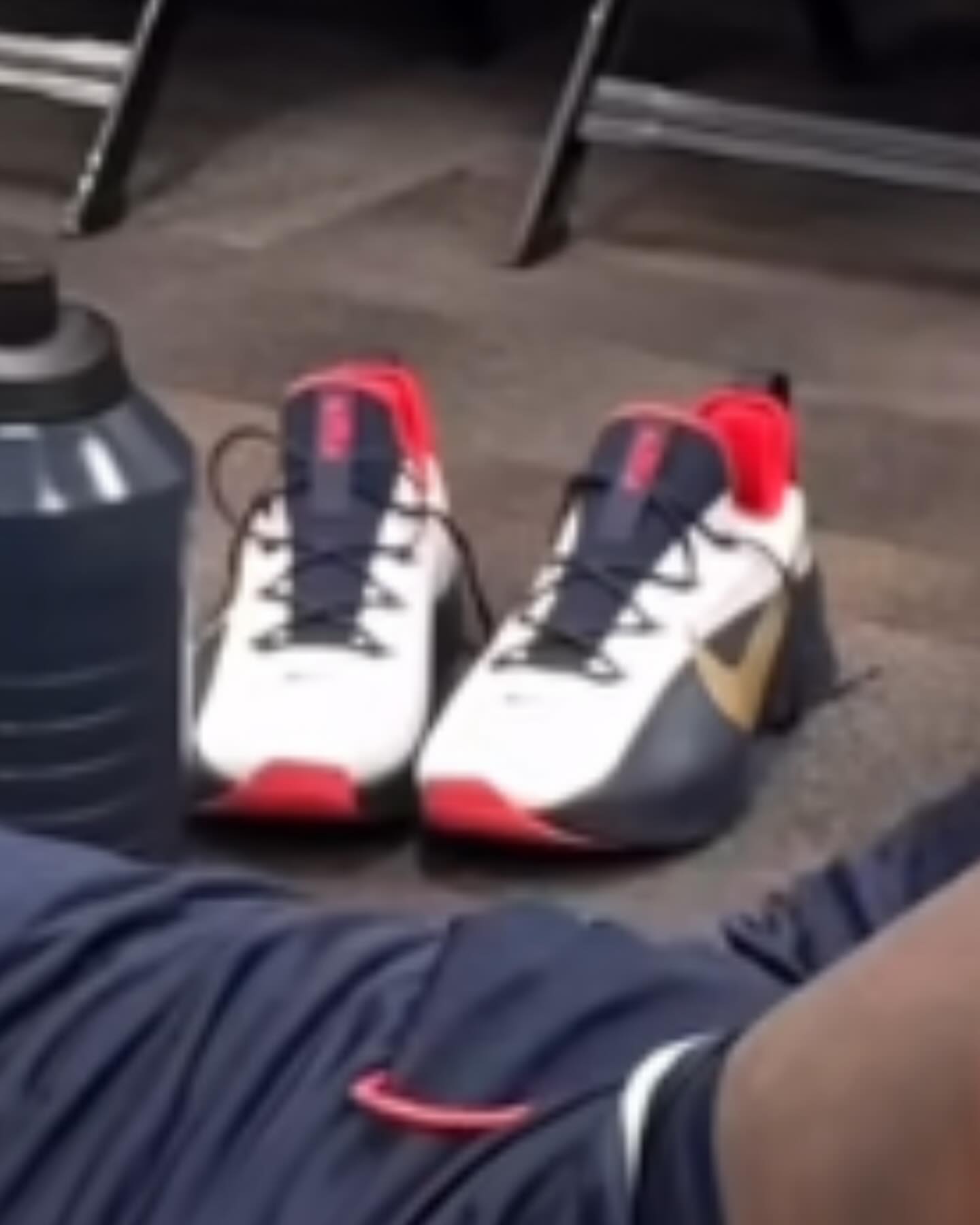 詹姆斯上脚「神秘新鞋」！日期泄露！ 球鞋资讯 FLIGHTCLUB中文站|SNEAKER球鞋资讯第一站