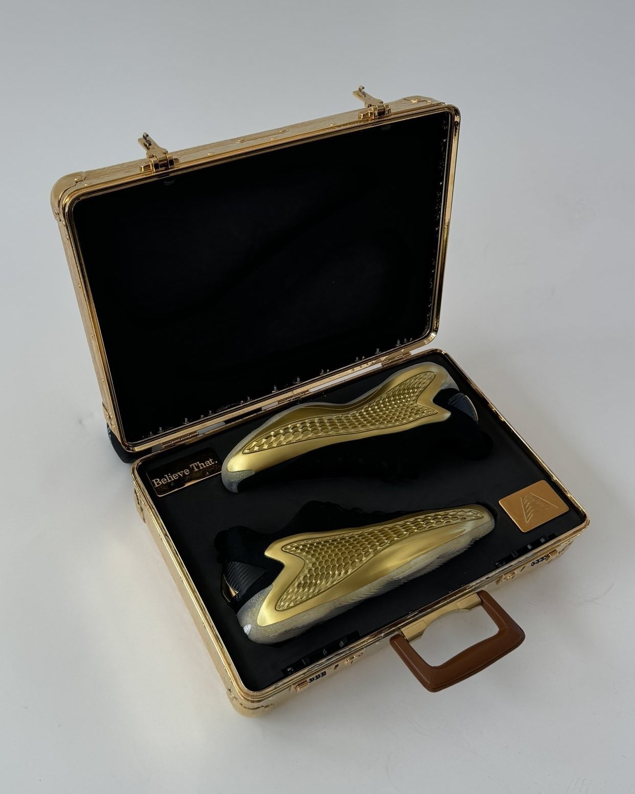 金属手提箱！华子「金牌 AE1」真够奢华！ 球鞋资讯 FLIGHTCLUB中文站|SNEAKER球鞋资讯第一站