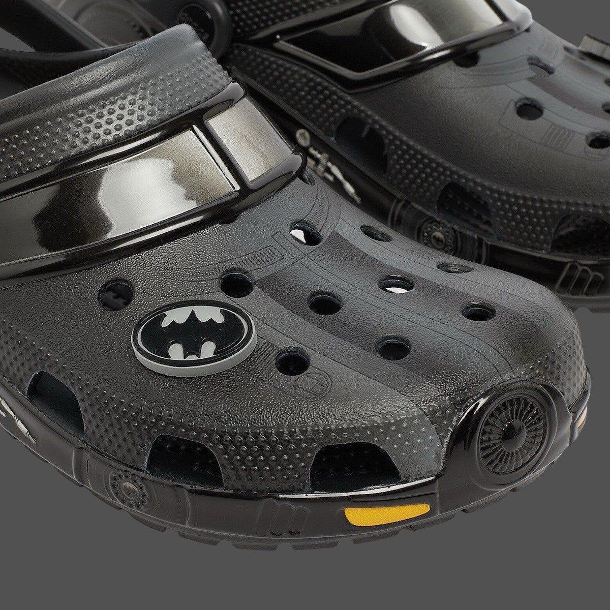 双厨狂喜的联名！蝙蝠侠 x Crocs 新鞋太酷了！ 球鞋资讯 FLIGHTCLUB中文站|SNEAKER球鞋资讯第一站