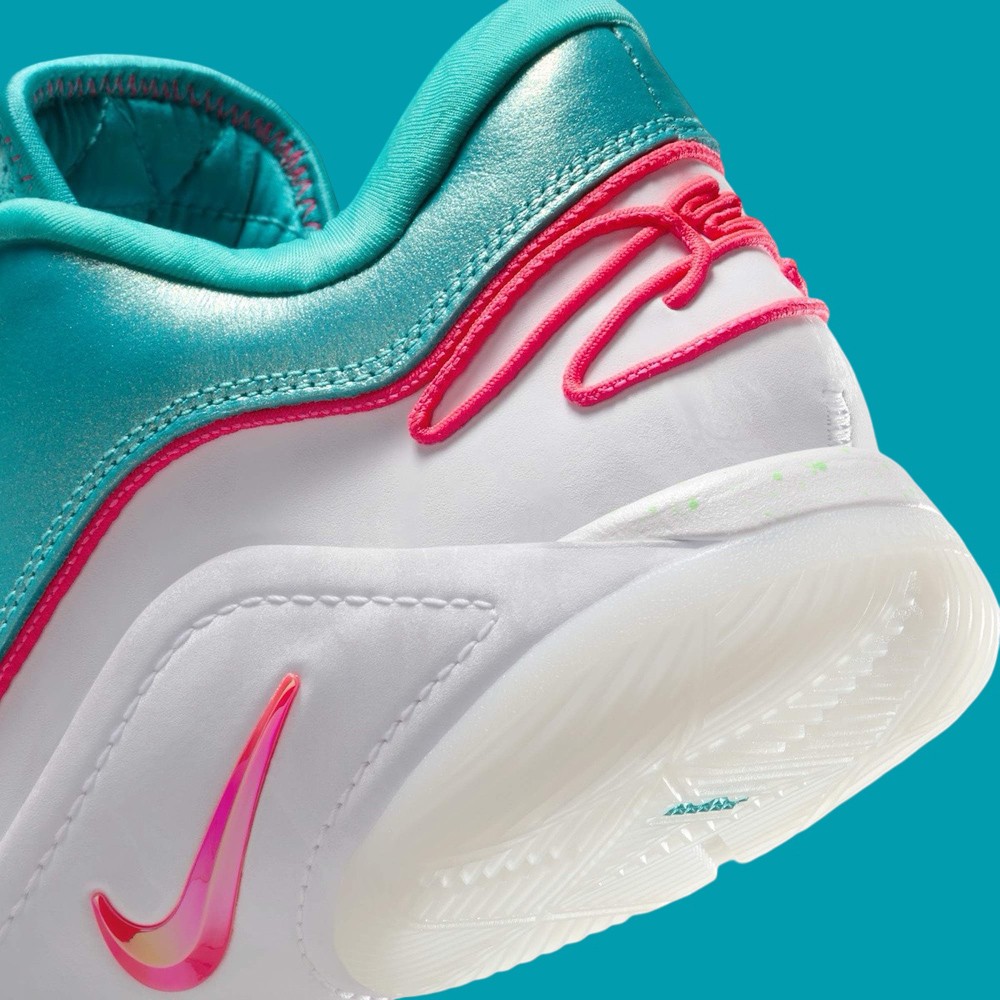 华丽鸳鸯装扮！圣诞 LBJ22 登场日期泄露！ - FLIGHTCLUB中文站|SNEAKER球鞋资讯第一站