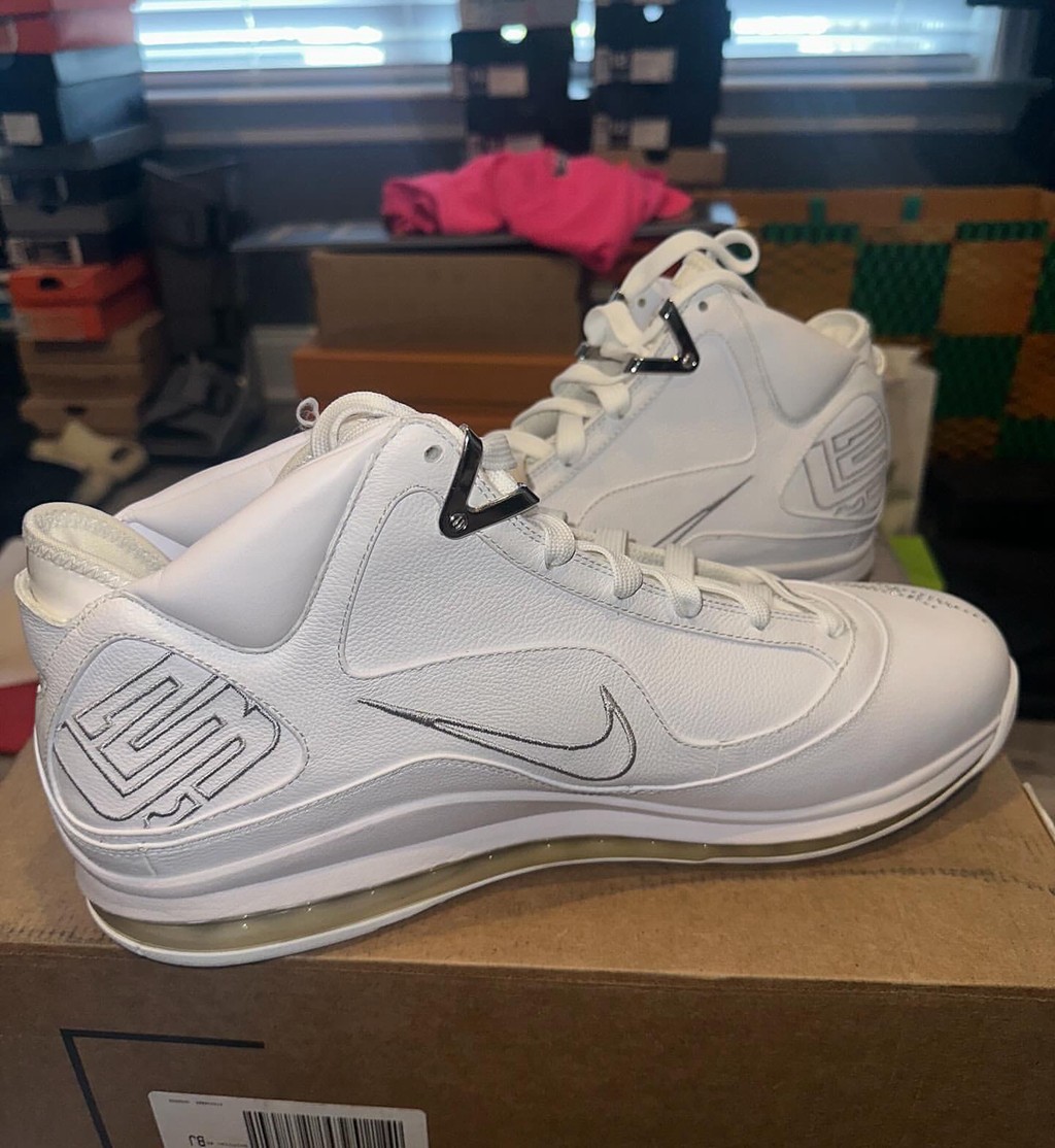 极为罕见！大量 LeBron 珍稀鞋款曝光！ 球鞋资讯 FLIGHTCLUB中文站|SNEAKER球鞋资讯第一站